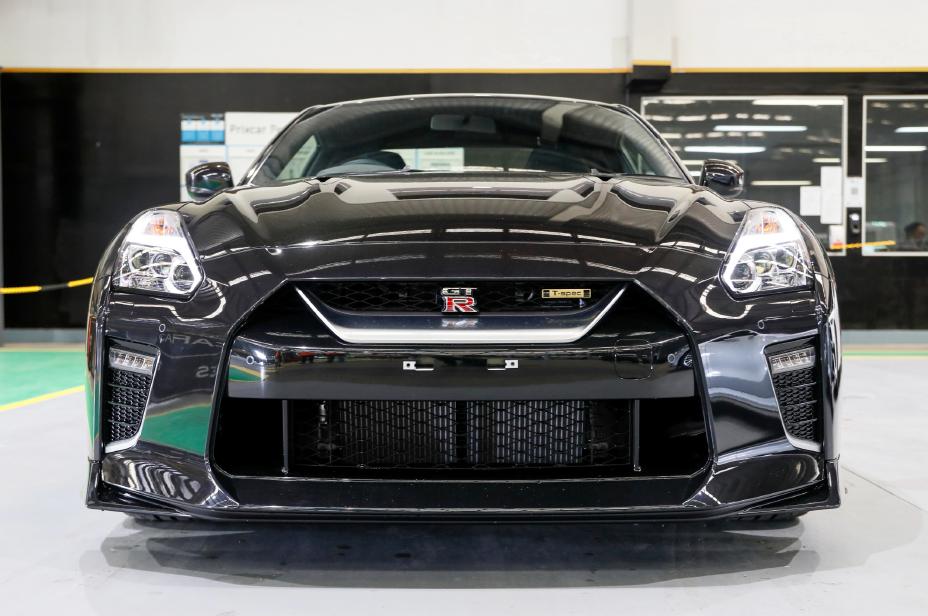 The end of the road for two icons: The first Nissan GT-R T-SPEC to ...