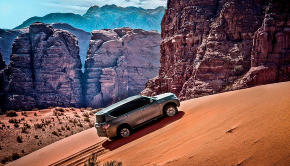 Nissan Patrol car climbs to the top with world record sand dune ascent