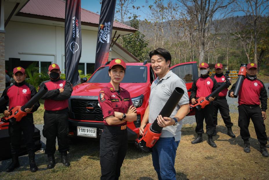 Nissan Navara joins the Fire Hawk Team on forest fire fighting mission
