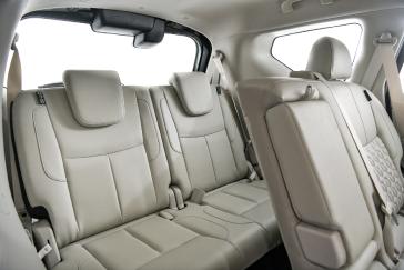 Nissan Terra - Interior โทนดำ-เบจ