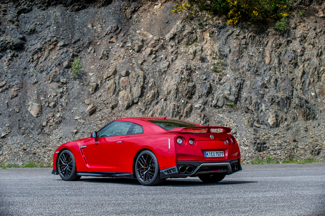 2017 Nissan GT-R (Vibrant Red)