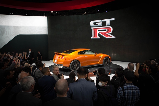 2017 Nissan GT-R makes world debut at NYIAS