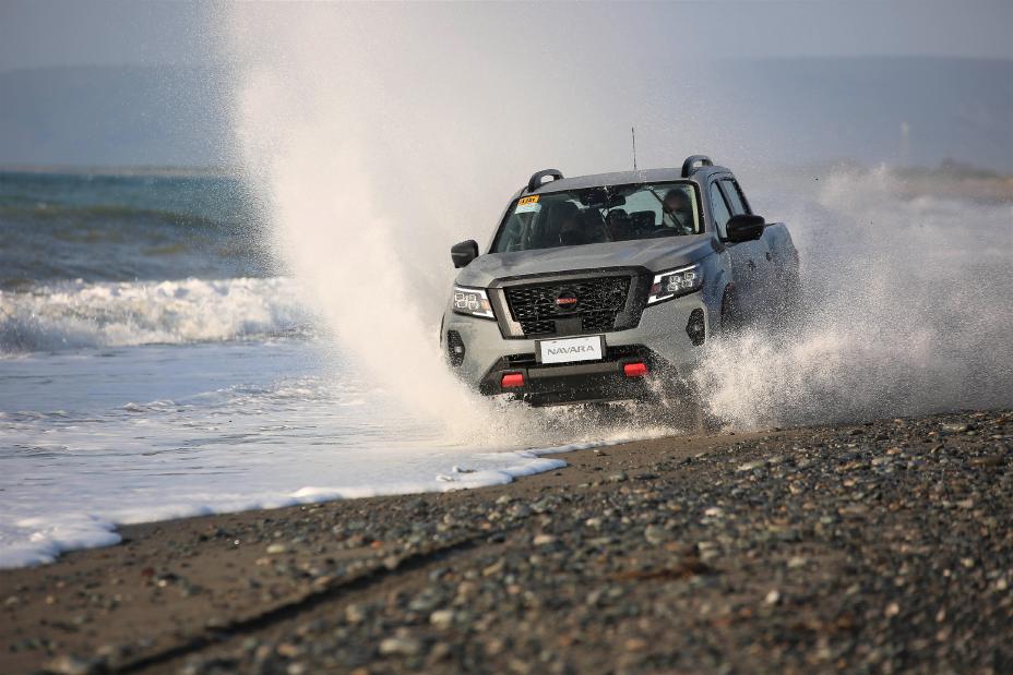 Nissan Navara PRO-4X Action 1