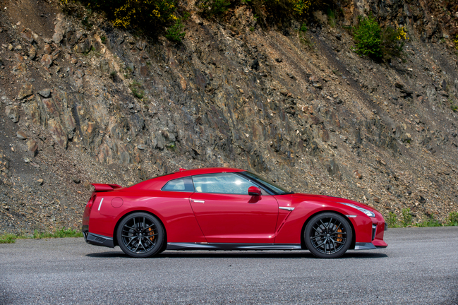 2017 Nissan GT-R (Vibrant Red)