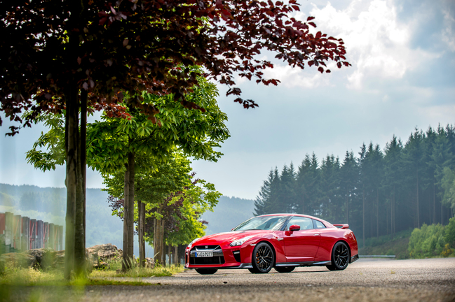 2017 Nissan GT-R (Vibrant Red)