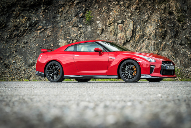 2017 Nissan GT-R (Vibrant Red)