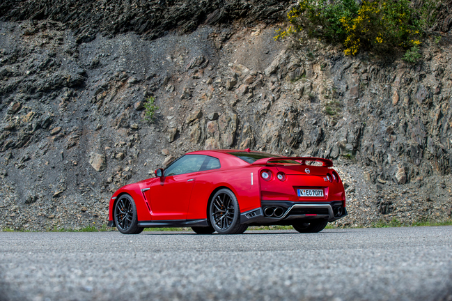 2017 Nissan GT-R (Vibrant Red)