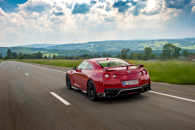 2017 Nissan GT-R (Vibrant Red)