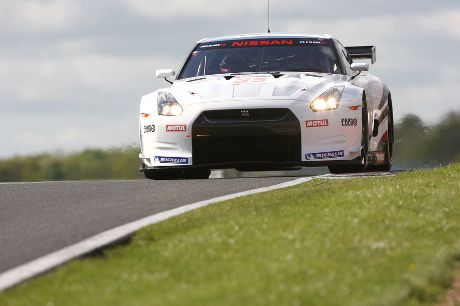 NISSAN GT-R debuts in the FIA GT Championship
