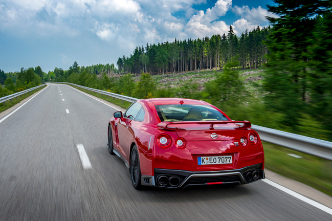 2017 Nissan GT-R (Vibrant Red)