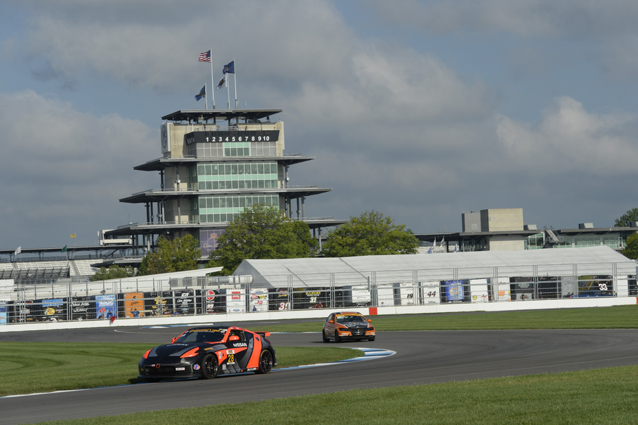 Tim Bell Racing #28 Nissan 370Z NISMO