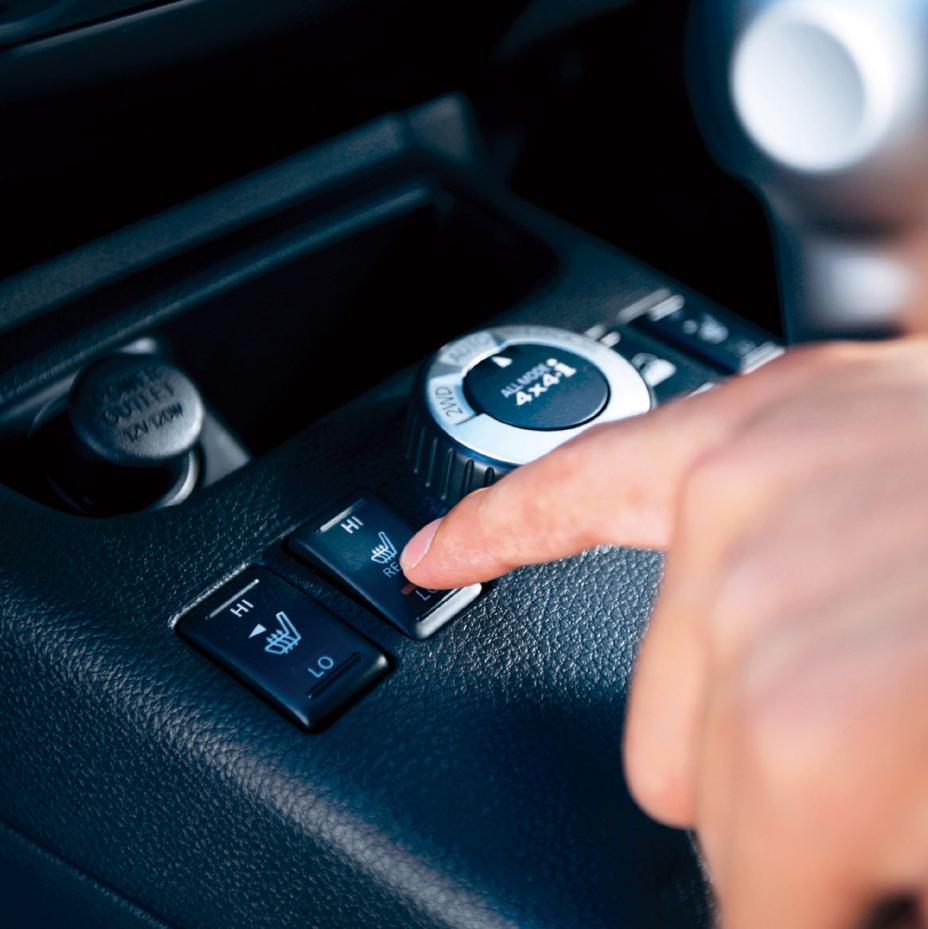 「エクストレイル」の特別仕様車「St」「Xt」を発売