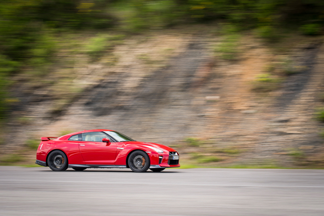 2017 Nissan GT-R (Vibrant Red)