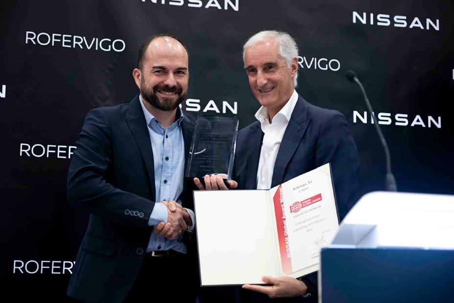 Bruno Mattucci entrega a Nissan ROFERVIGO (Vigo) el premio Nissan ...