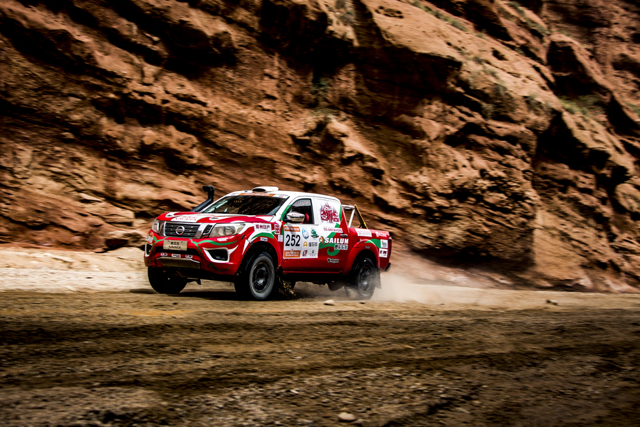 Nissan Navara wins 2019 Taklimakan Rally