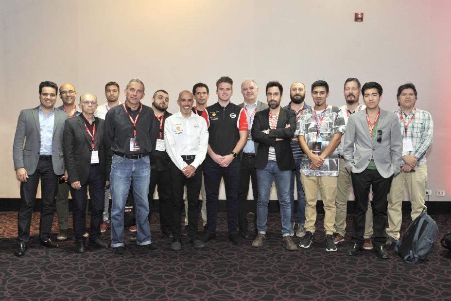 Michael Carcamo, director global de Nissan Motorsports y Oliver Rowland ...