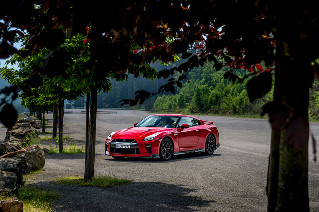 2017 Nissan GT-R (Vibrant Red)