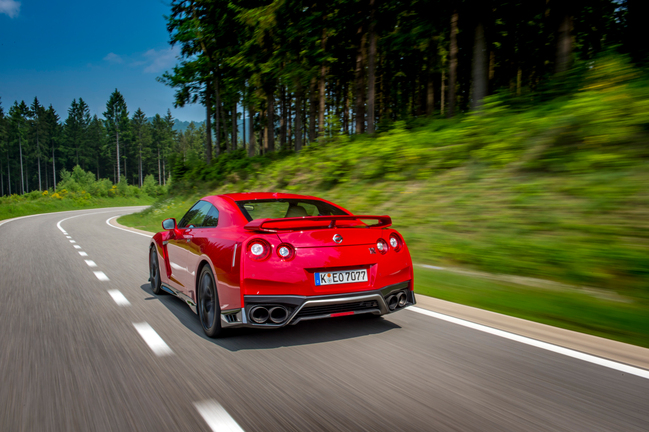 2017 Nissan GT-R (Vibrant Red)