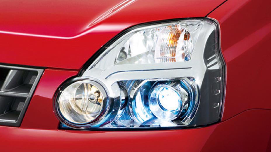 「エクストレイル」の特別仕様車「St」「Xt」を発売