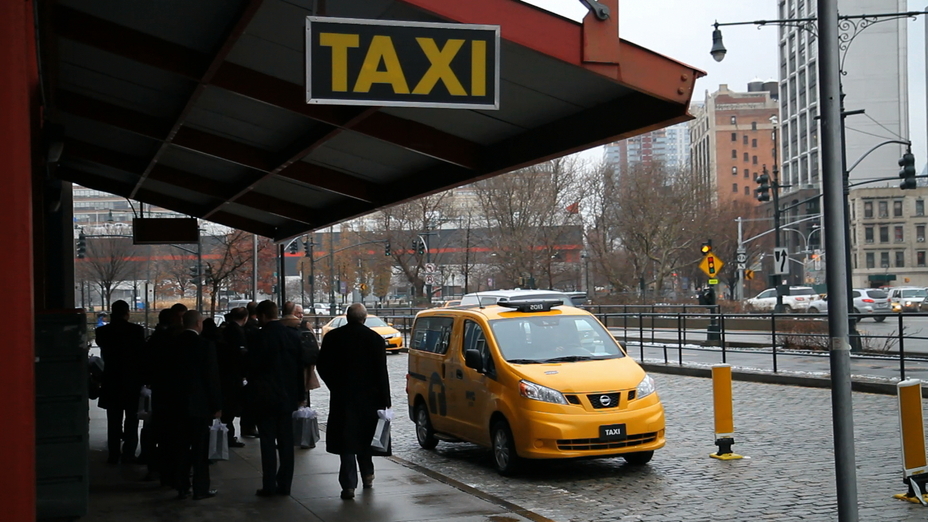 Nissan NV200 taxi en voz de los taxistas de NY