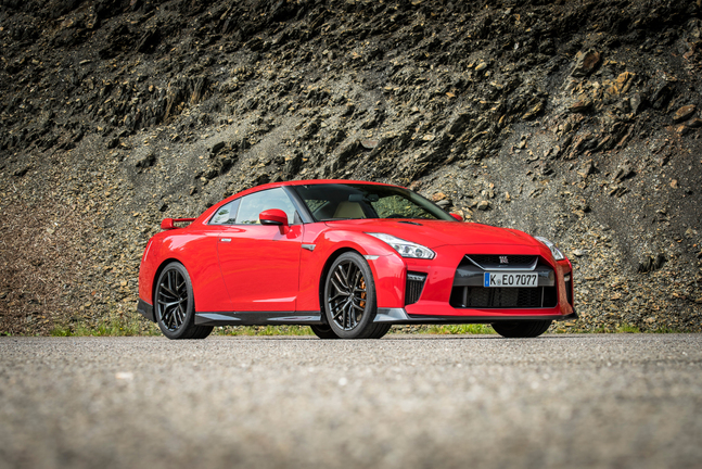 2017 Nissan GT-R (Vibrant Red)