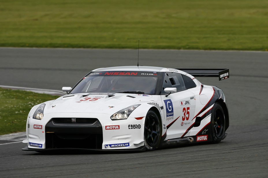 NISSAN GT-R debuts in the FIA GT Championship