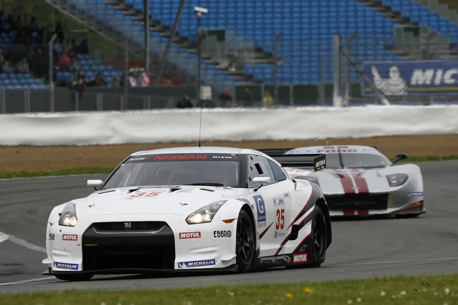 NISSAN GT-R debuts in the FIA GT Championship
